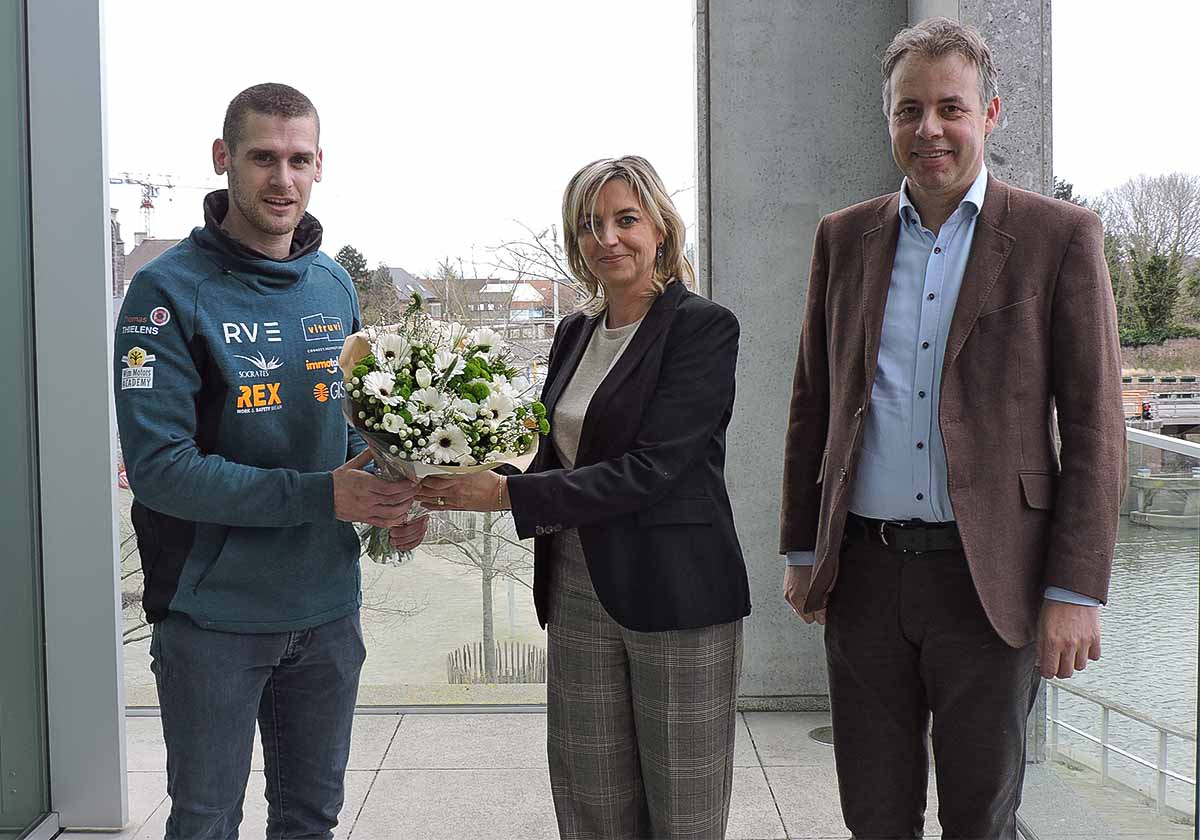 Stadsbestuur zet Mathieu Liebaert in de bloemetjes voor zijn deelname ...